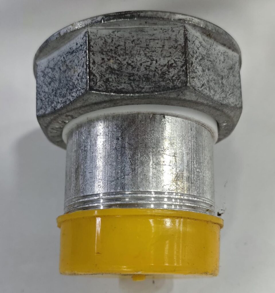 Pilar 2″ H x 1 1/2″ M con tuerca inyectada zamac con precinto y niple ...